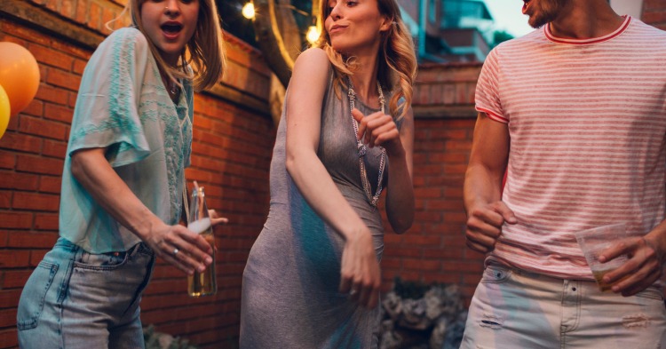 How to make hosting a party a piece of crowd-pleasing cake.